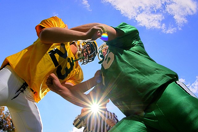 What Are The College Football Defensive Holding Rules Livestrong what-are-the-college-football-defensive-holding-rules-livestrong