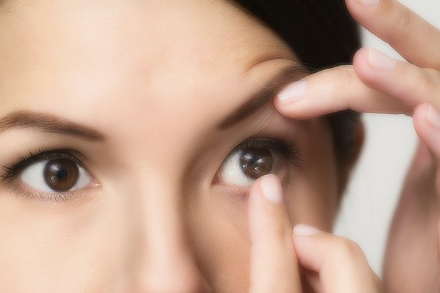 How To Clear Blurry Contacts Livestrong how-to-clear-blurry-contacts-livestrong